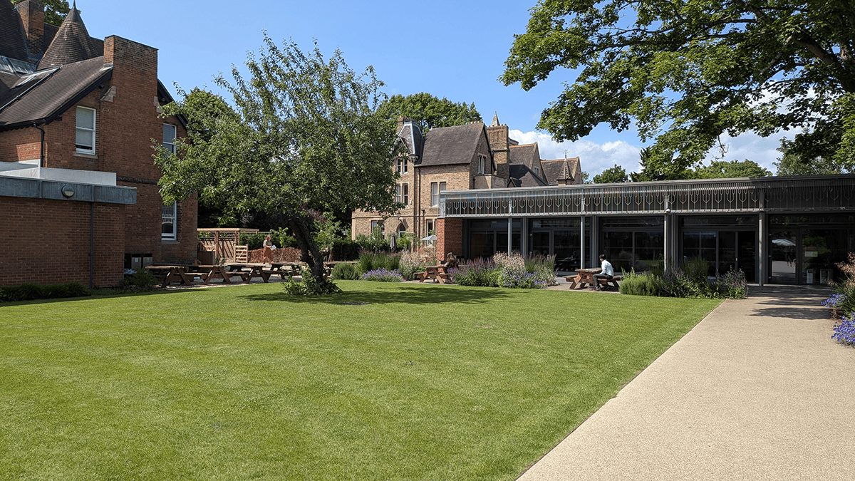 College-lawn-hub - Kellogg College